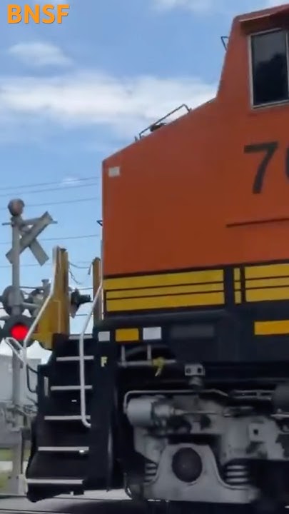 Brand new BNSF GEVO leads intermodal train #bnsf - YouTube