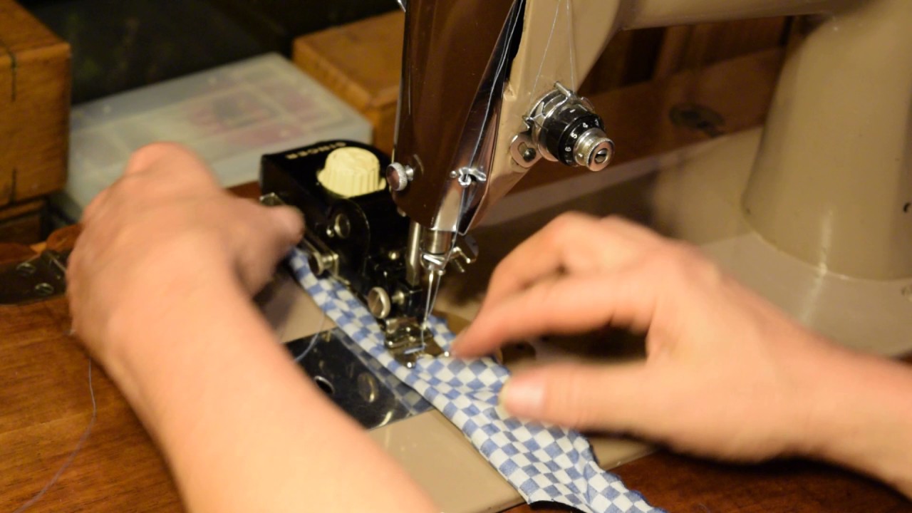 Using Singer zig-zagger 161157 on treadled 201K21 - YouTube