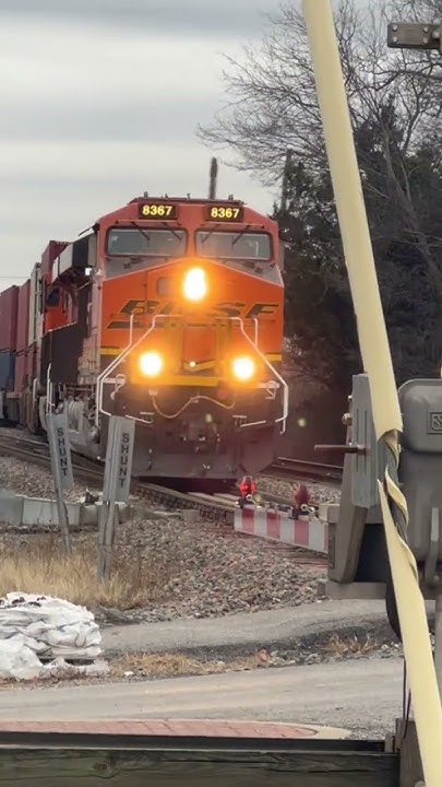 BNSF 6111 on the S-LHTLPC at Olathe, KS - YouTube