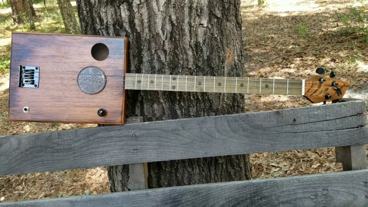 Cigar Box Guitar - Is that a snuff can lid? Lets see. Nice action ...