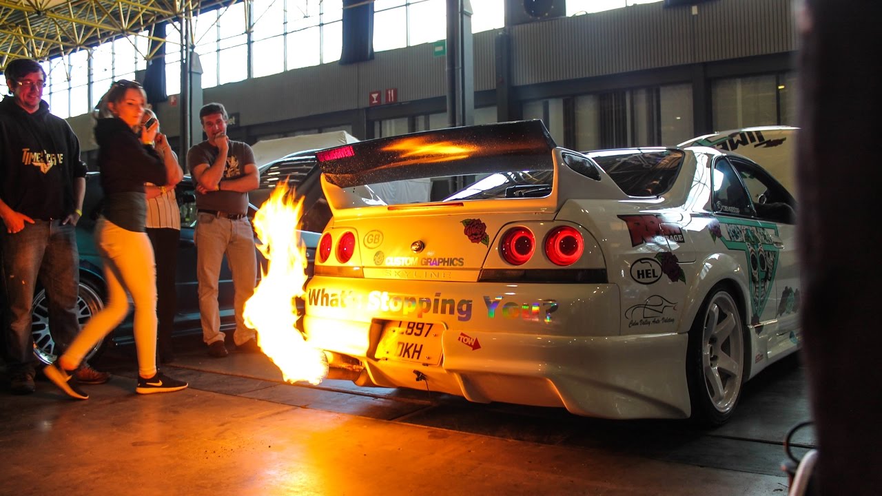 Nissan Skyline GT-R R33 shooting MASSIVE flames - YouTube