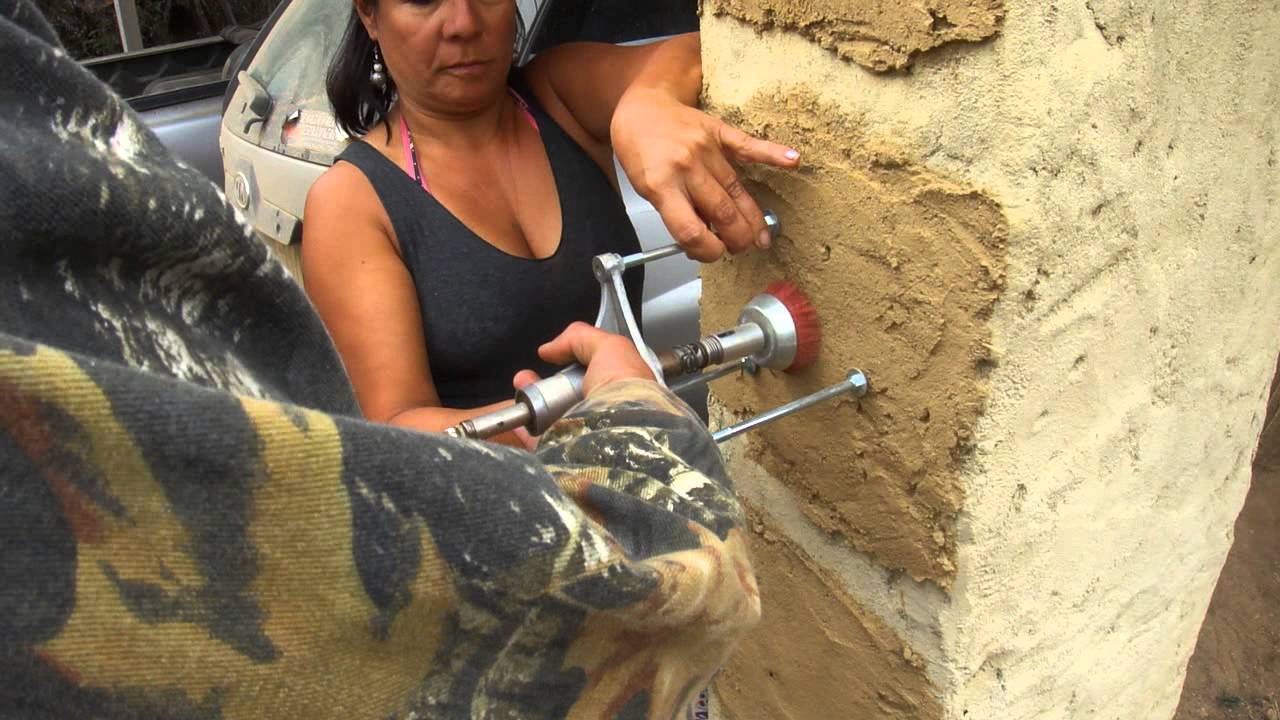 Prueba abrasión revoque tierra - YouTube