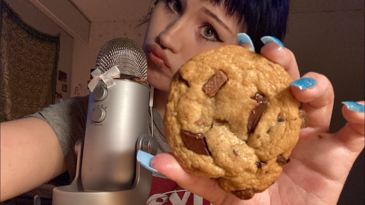 asmr jubaillaan ja syyään keksii - YouTube