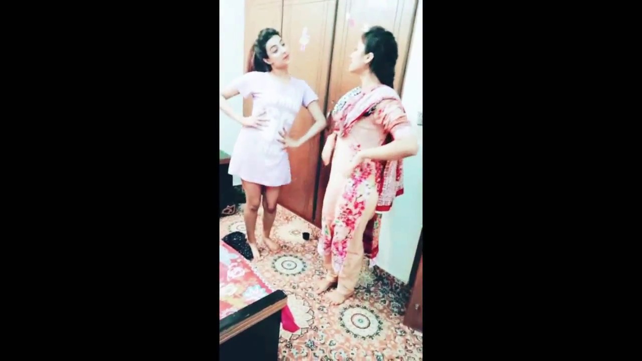 Funny Girl's Aroo Nikar pehno Koi Faida Nhi...Na Pehnne se muje Hawa ...