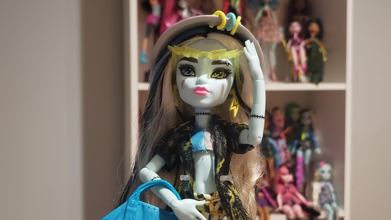 Monster High Scare-a-dise Frankie unbox - YouTube