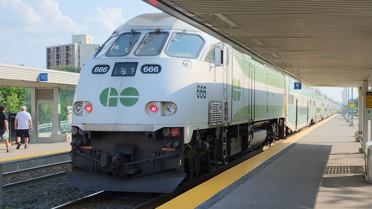 (Mid Old Cab Car 229) GO 1977 (Niagara Express) - 380 With 666 At Port ...
