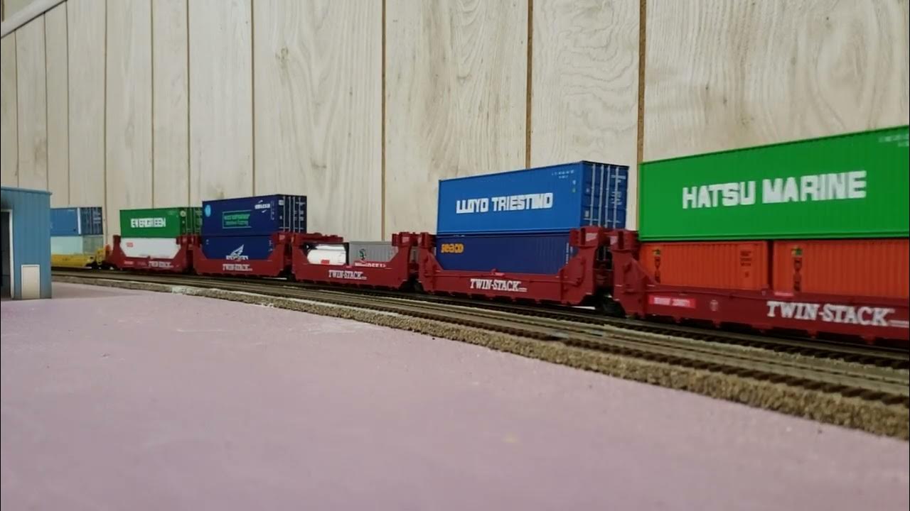 HO scale intermodal stack train - YouTube