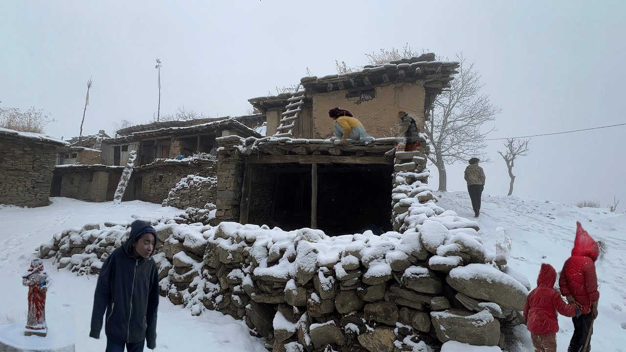 Daily Routine Life Of Himalayan Villagers During Snow || Most Relaxing ...