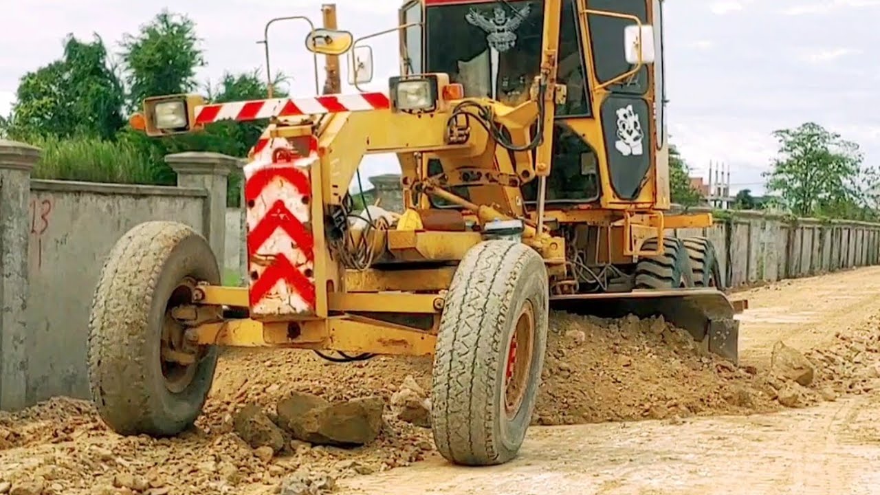 Mitsubishi MG330 Motor Grader Operator Training For Contractors - YouTube