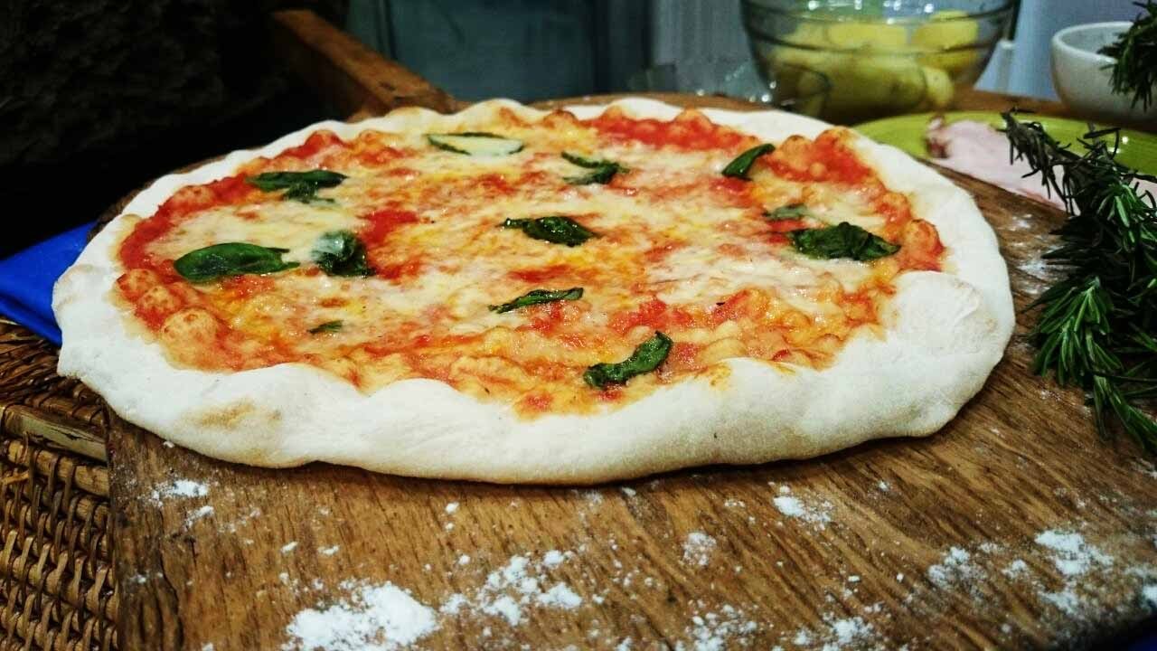 Pizza a la piedra de panceta y hongos y de papa y romero en horno de ...