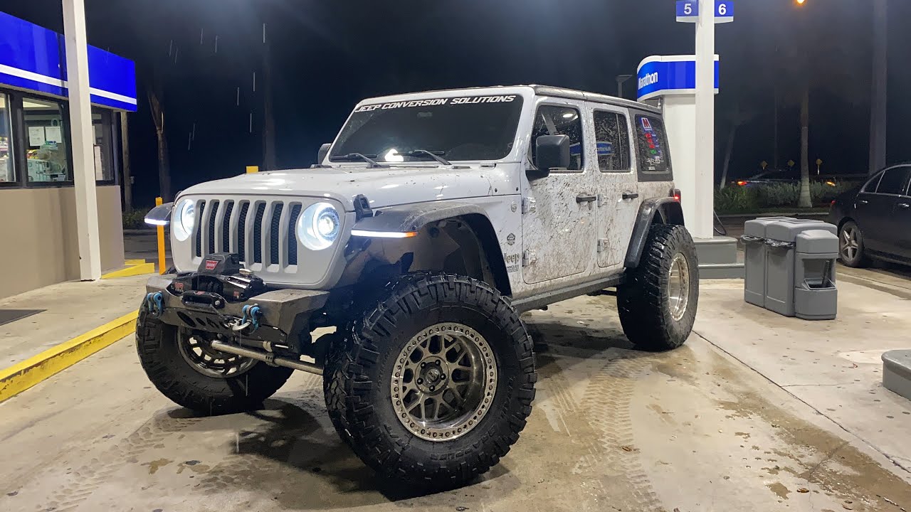 Off Roading a Jeep - YouTube