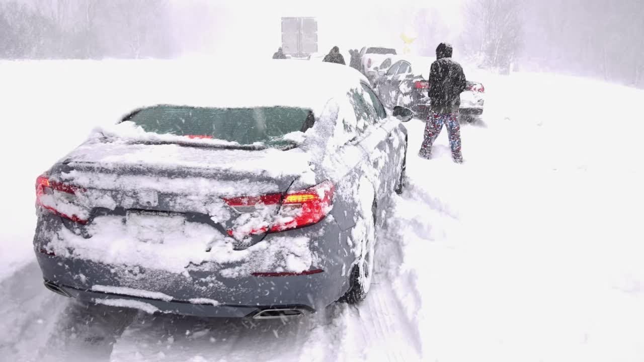 Heavy lake-effect snow shuts down I-90 in New York - YouTube