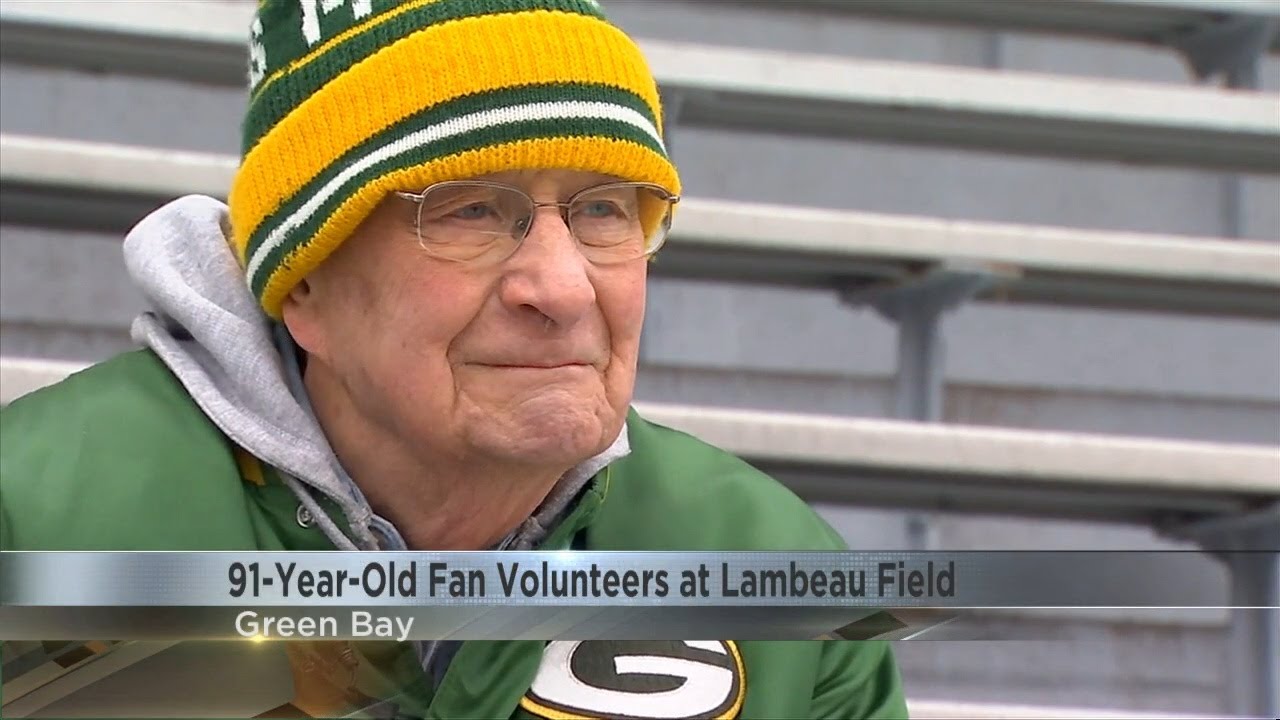 91-year-old Packers fan volunteers at Lambeau Field - YouTube