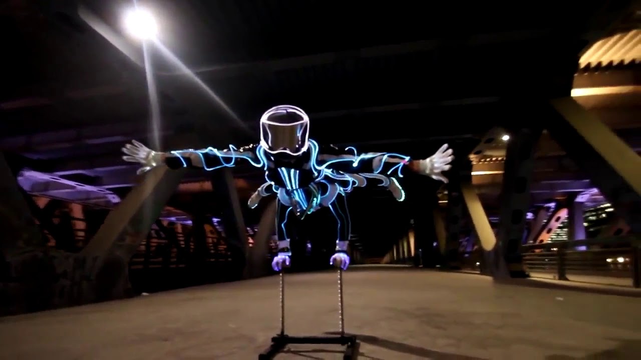Световое акробатическое шоу с джамперами Acrobots - YouTube