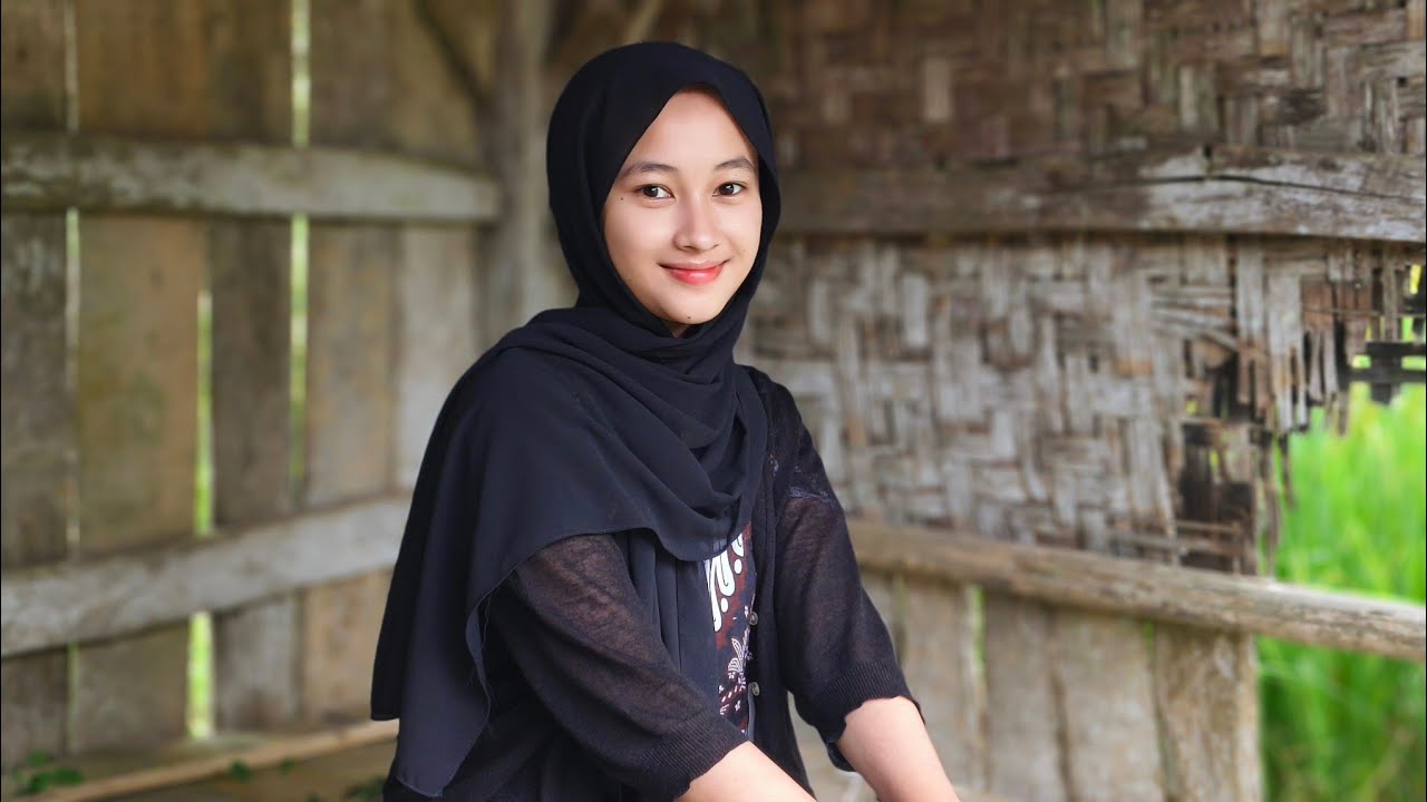 SEMUA MATA TERTUJU KE GADIS DESA CANTIK | NAMAKU TARI BUKAN LESTARI - YouTube