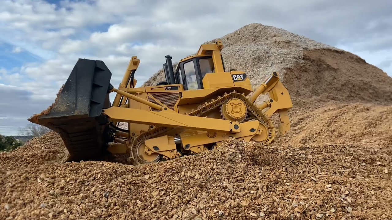 DXR2 1/14 RC Dozer Bulk pushing - YouTube