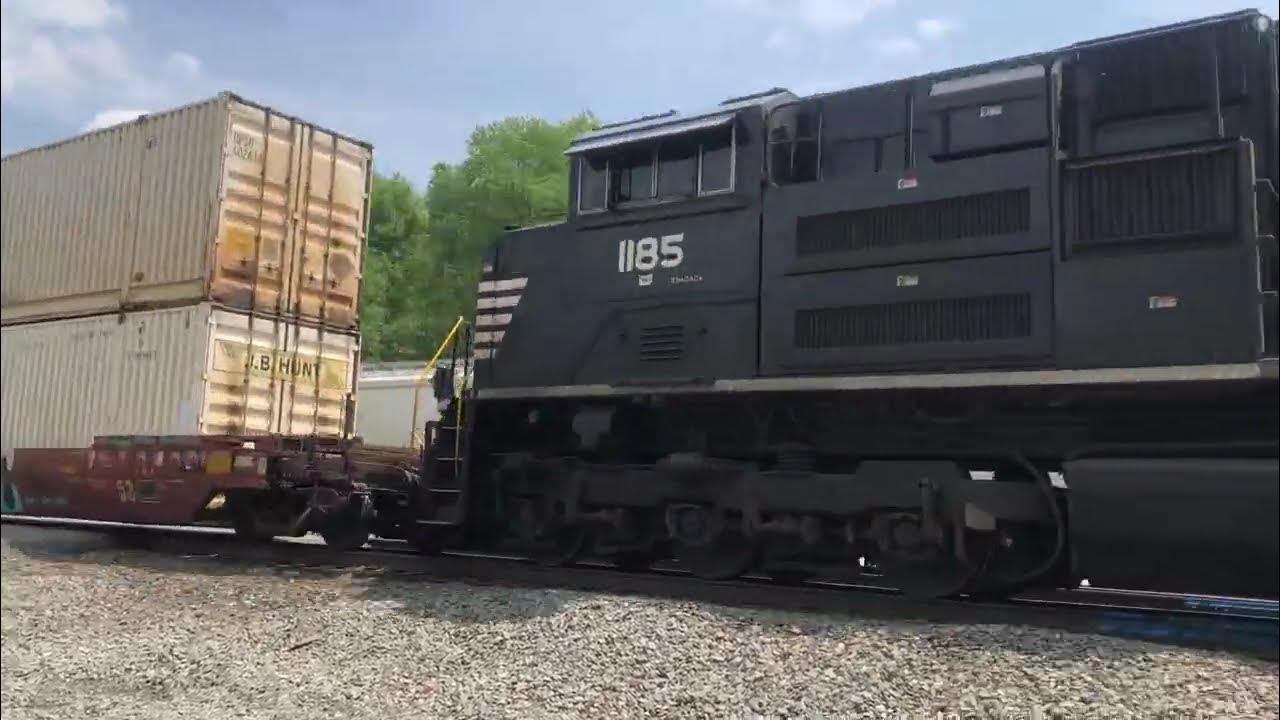 Meet of NS 60R & NS 25G (former NS 21Q) with AC44C6M Leader with K5LLA horn - YouTube