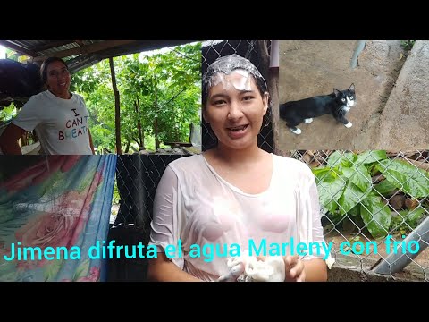 Jimena difruta La Lluvia anda con todo bañandose