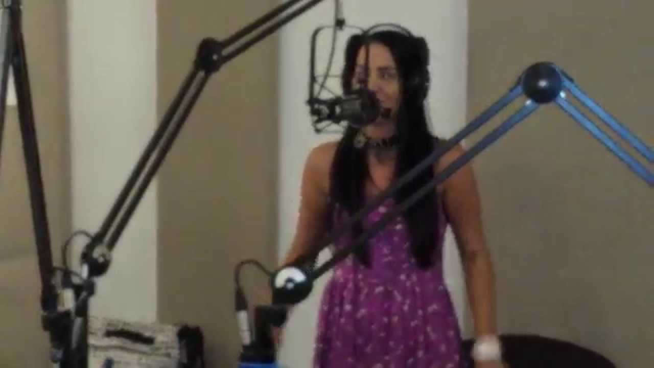 Heart Hays performs new single "Native In The Club" - YouTube