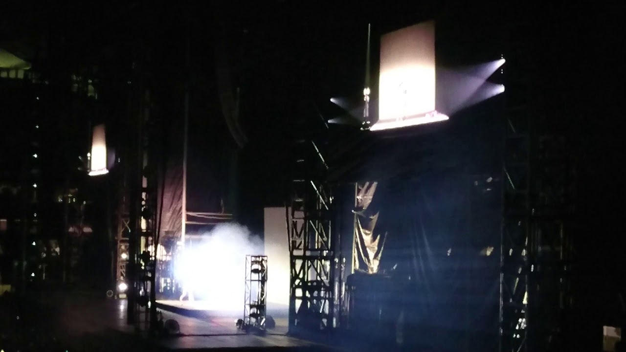 Sia - Titanium (Live in Melbourne 2017) - YouTube