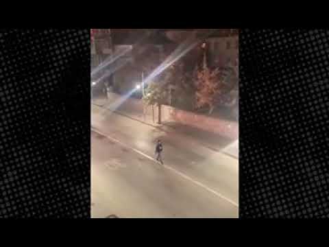 Yıldız Tilbe Şarkısı Söyleyerek Sokakta Yürüyen Genç, Sosyal Medyayı Salladı
