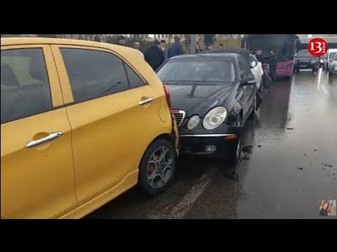 Bakıda zəncirvari qəza: Avtobus dayanan avtomobillərə çırpıldı