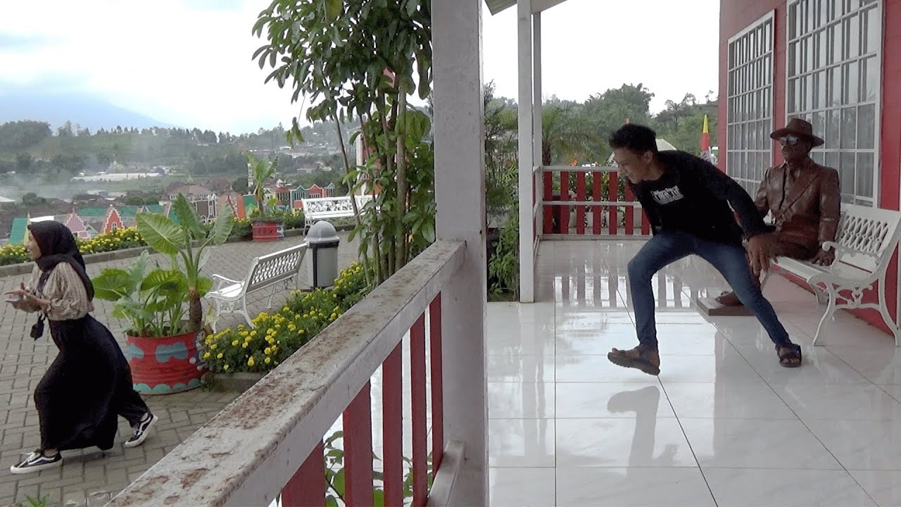HUMAN STATUE PRANK : Statue Prank in Florawisata Santerra De Laponte ...