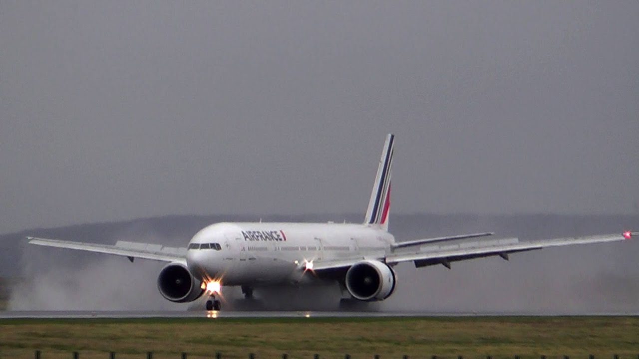 Crosswind + Drift on the runway + Water Spray!!! Amazing 777-300ER in ...