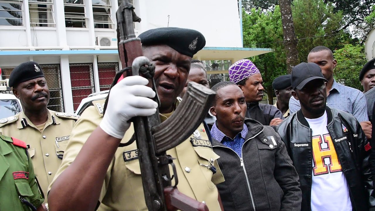 KAMANDA AMKAMATA MWALIMU WA SHULE YA MSINGI AKIWA NA AK 47 "JAMBAZI ...