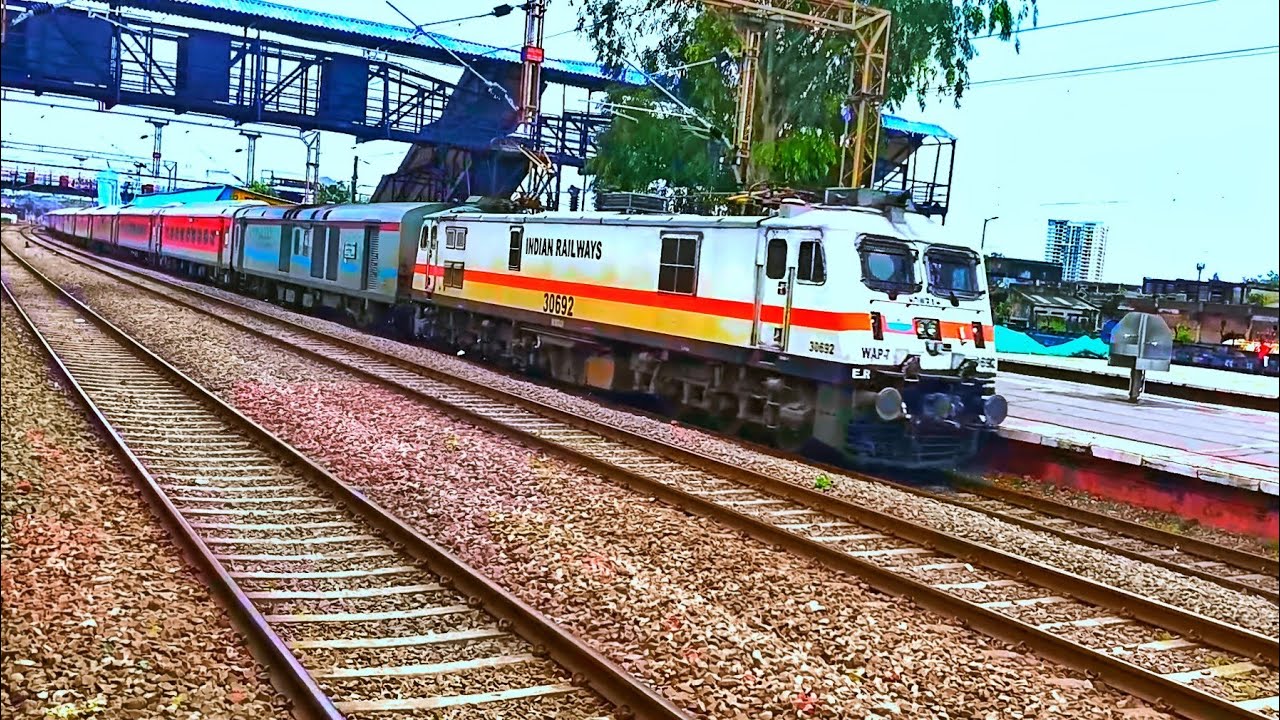 Dangerously Accelerating WAP 7 Locomotive pulling Red ICF Coaches ...