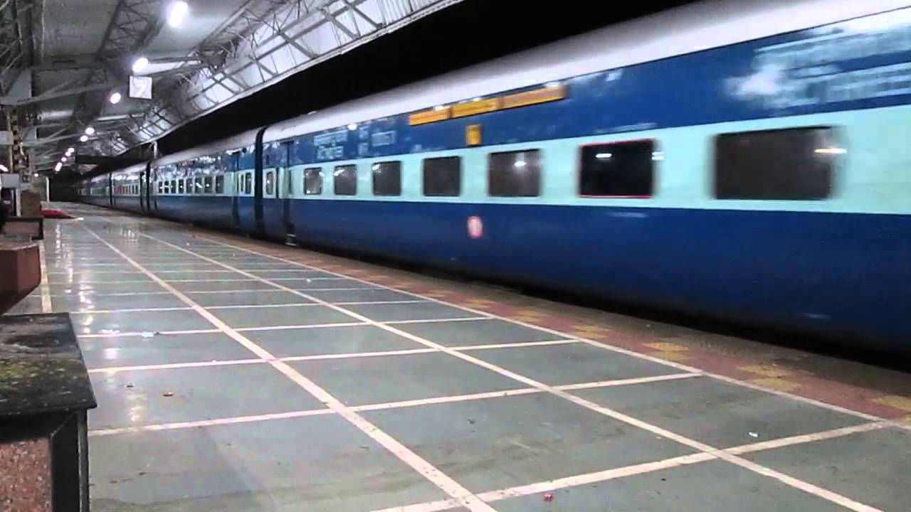 The Pride of Gujarat - Sparkling 12901/12902 GUJARAT MAIL with 12 AC ...