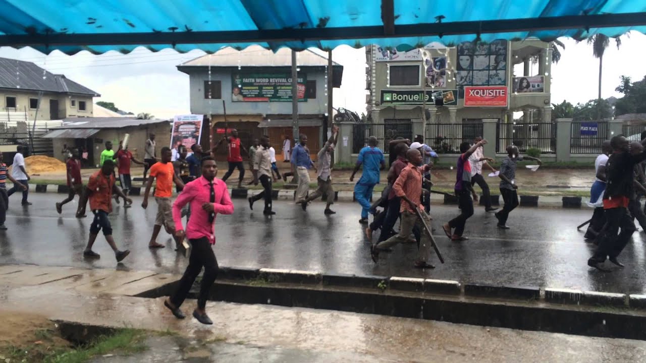 Protesters In Oron Road, Uyo, Akwa Ibom State - YouTube