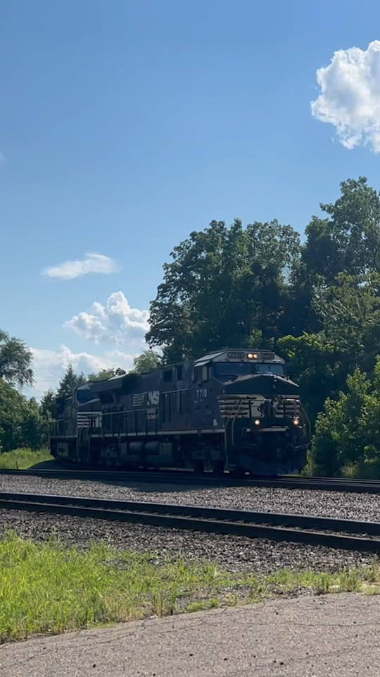 NS 7710 ES44AC leads NS 28X Rerouted on The PRS at Port Reading,NJ w/ a Nice K5LLA! #trains # ...