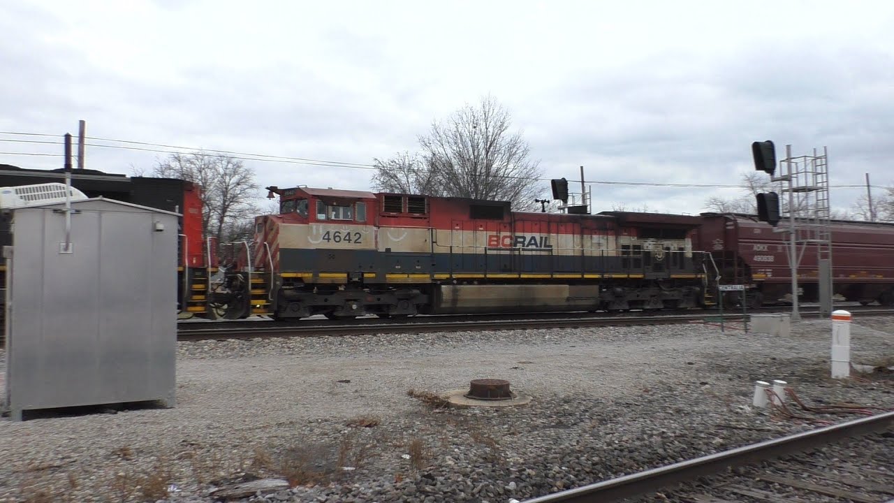 CN 8860 & BCOL 4642 lead CN G88972 - YouTube