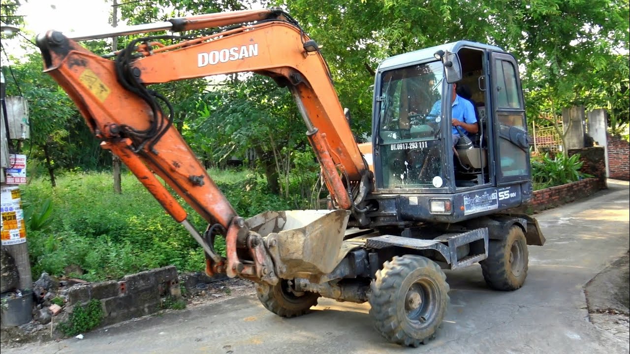 Máy Xúc Doosan Dx55W Múc Đất, Xe Ô Tô Tải Ben TMT Làm Việc | Excavator ...