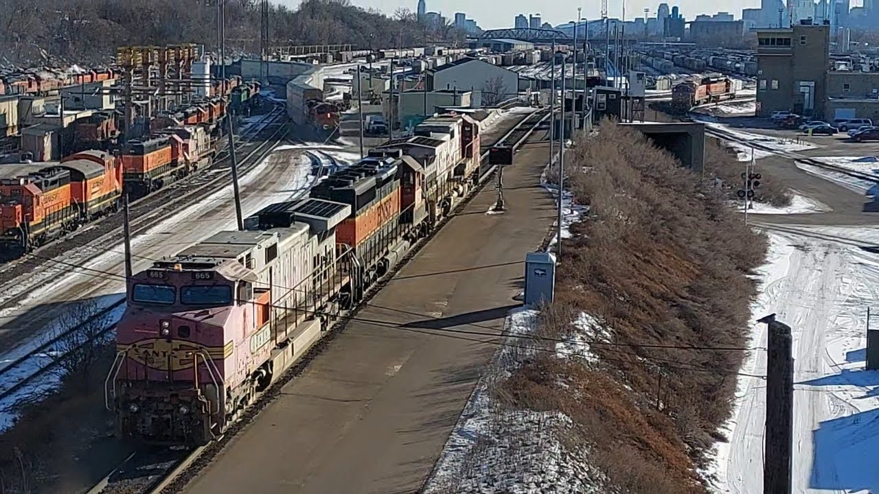 BNSF Northtown Hump & Yard movement on a cold windy January Saturday. January 18,2025 - YouTube