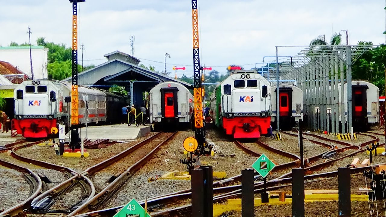 RAMAI... !!! SEMUA JALUR DIPENUHI KERETA API || STASIUN BLITAR - YouTube