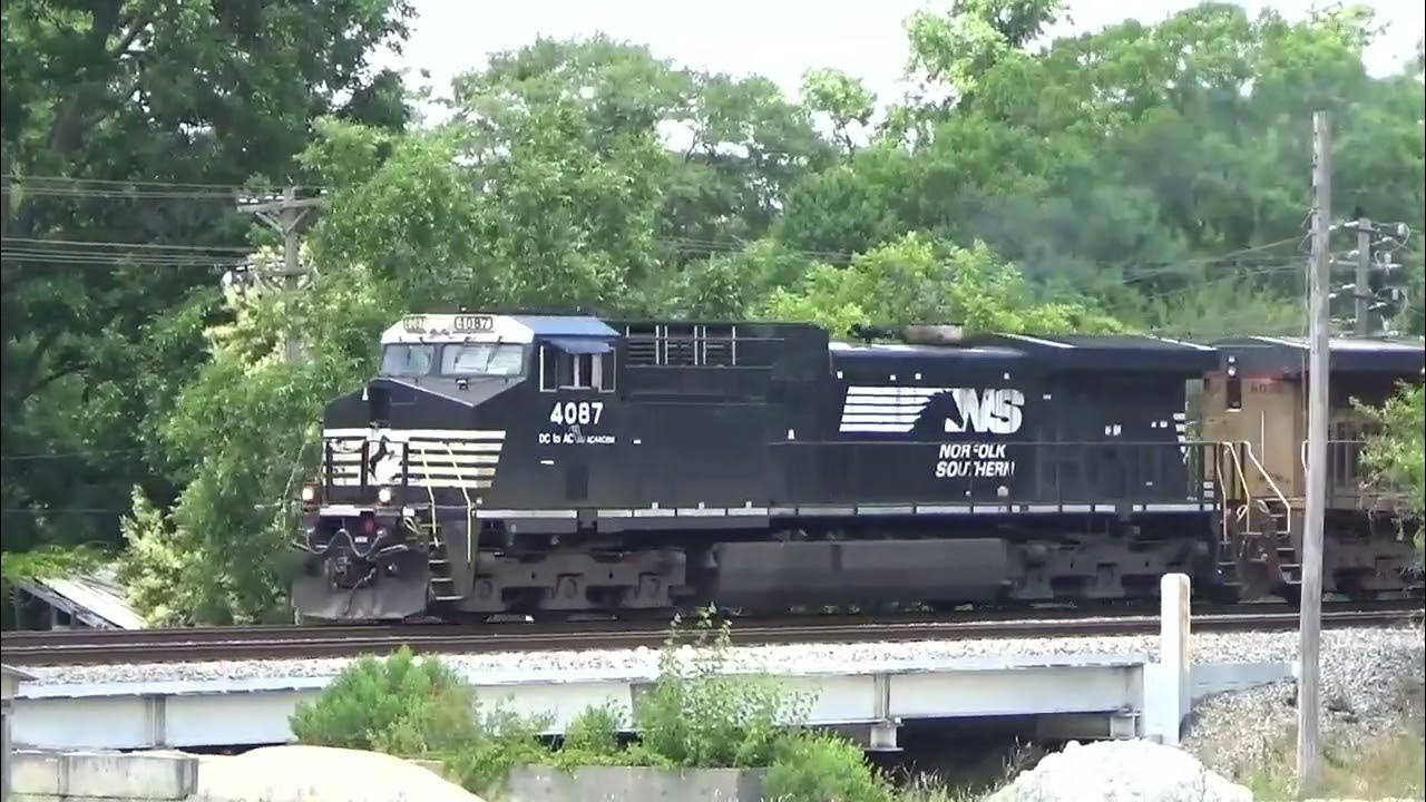 NS 4087 Leads NS 249 Through The Cordele Diamond - YouTube