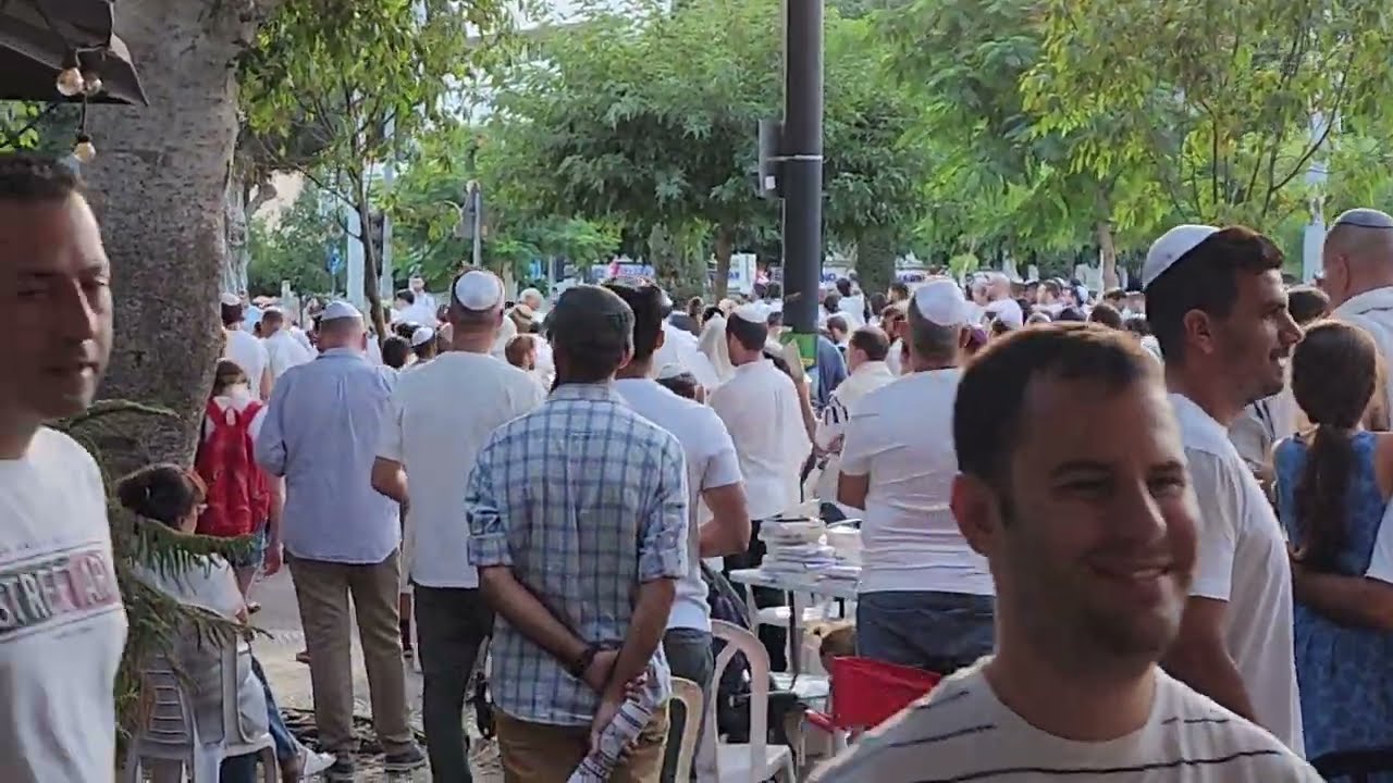 Between secular and religious Jews in Tel Aviv - a unique Yom Kippur ...