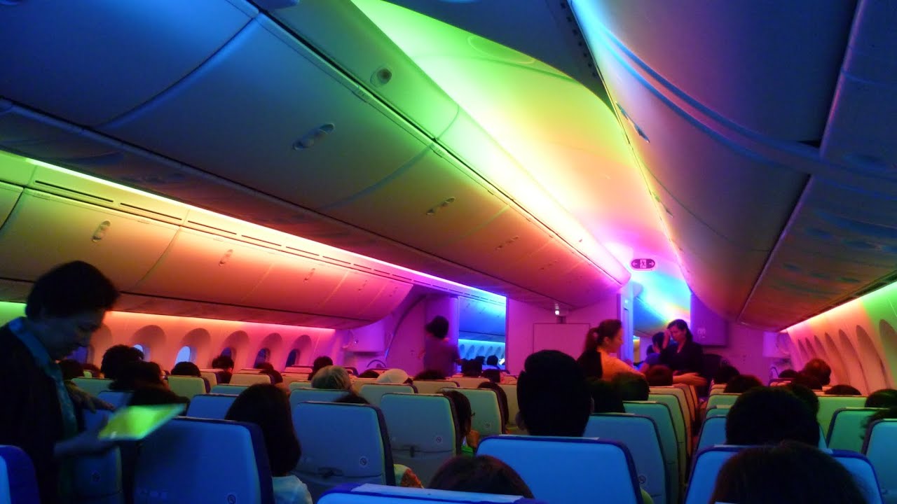 Scoot Boeing 787 Dreamliner Rainbow Cabin Lighting - YouTube