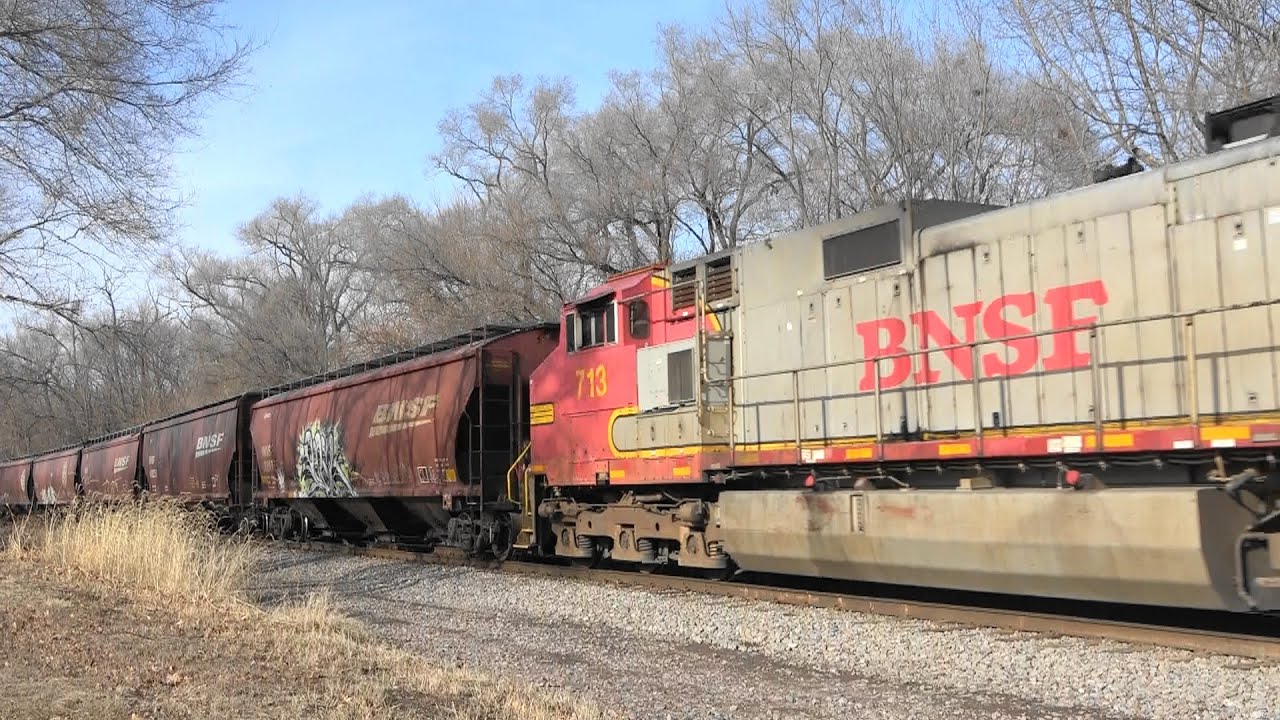 BNSF 7571 Leads a Grain Train, Colona, IL 1/14/23 - YouTube