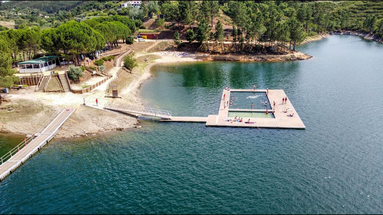 Praia fluvial da Aldeia do Mato junto à albufeira de Castelo de Bode ...
