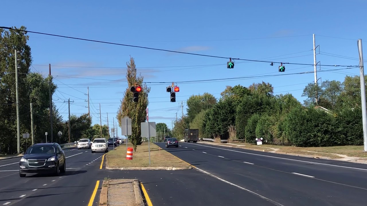 Unique traffic signals side-by-side - YouTube