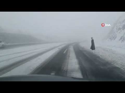 Diyarbakır'da kar yağışı nedeniyle bazı araçlar yolda kaldı