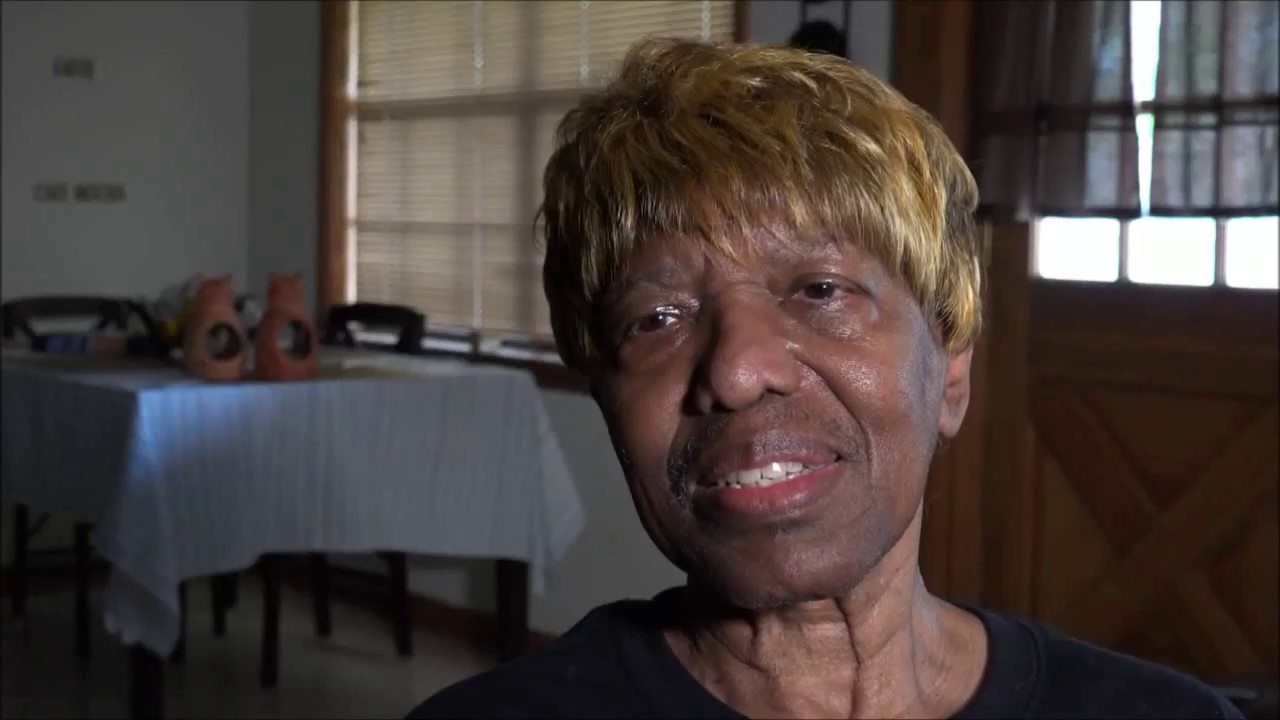 Estelle Brown "Ela cantava com Elvis" (com legendas) - YouTube