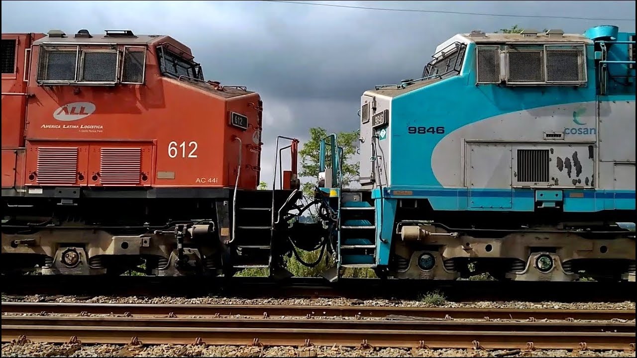Trem graneleiro da RUMO Logística com três locomotivas modelo GE AC44i ...