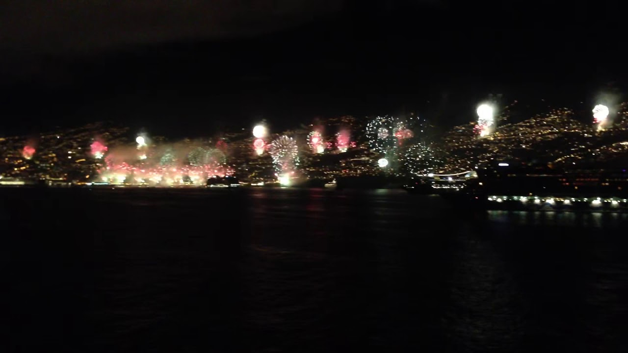 Nouvel An à Madère, Feux d’artifice embrasement de la ville - YouTube