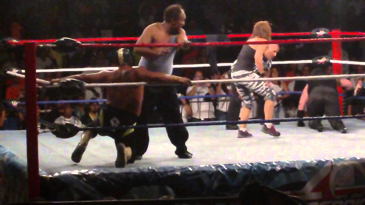 Carlos Colon y stacy vs Invader y Tigresa aniversario 40 WWC 2013 - YouTube