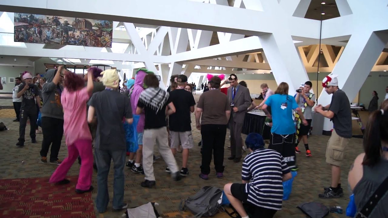 People dancing to dubstep at BronyCon 2013 - YouTube