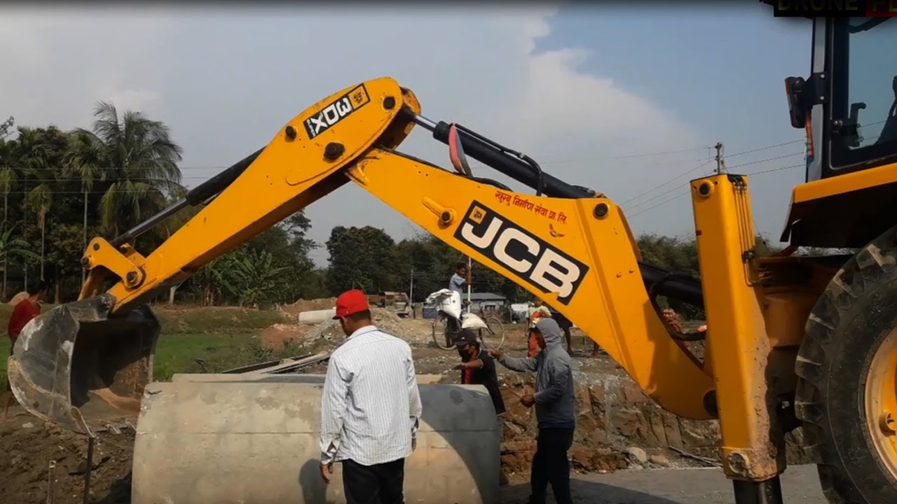 JCB Backhoe Lifting Heavy Culvert Pipe and Installing in Drain - YouTube